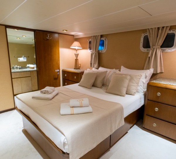 MERVE Yacht Charter Details, Broward Marine | CHARTERWORLD Luxury ...